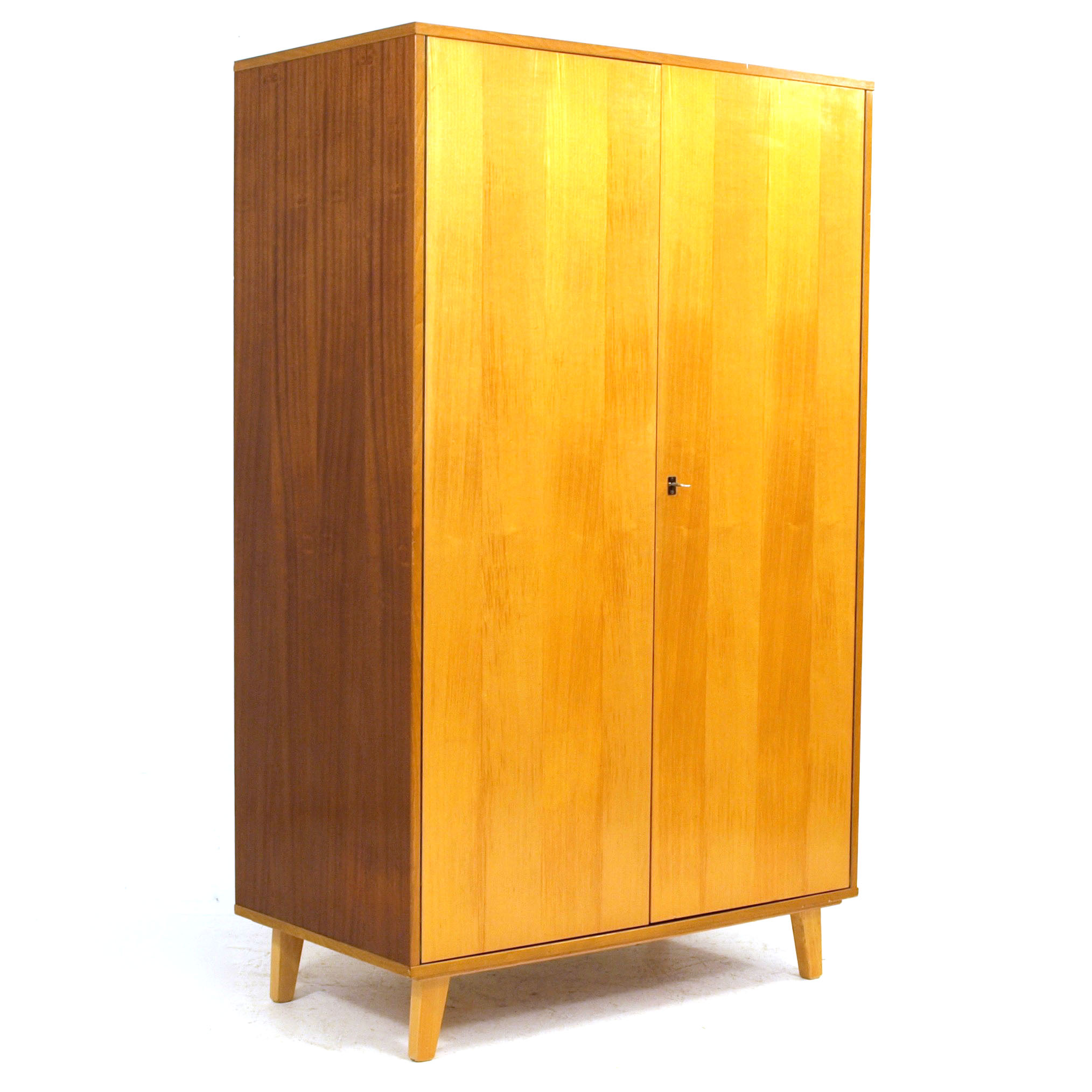 Kleiderschrank Mit Kleiderstange Und Drei Tablaren M bel Z rich 