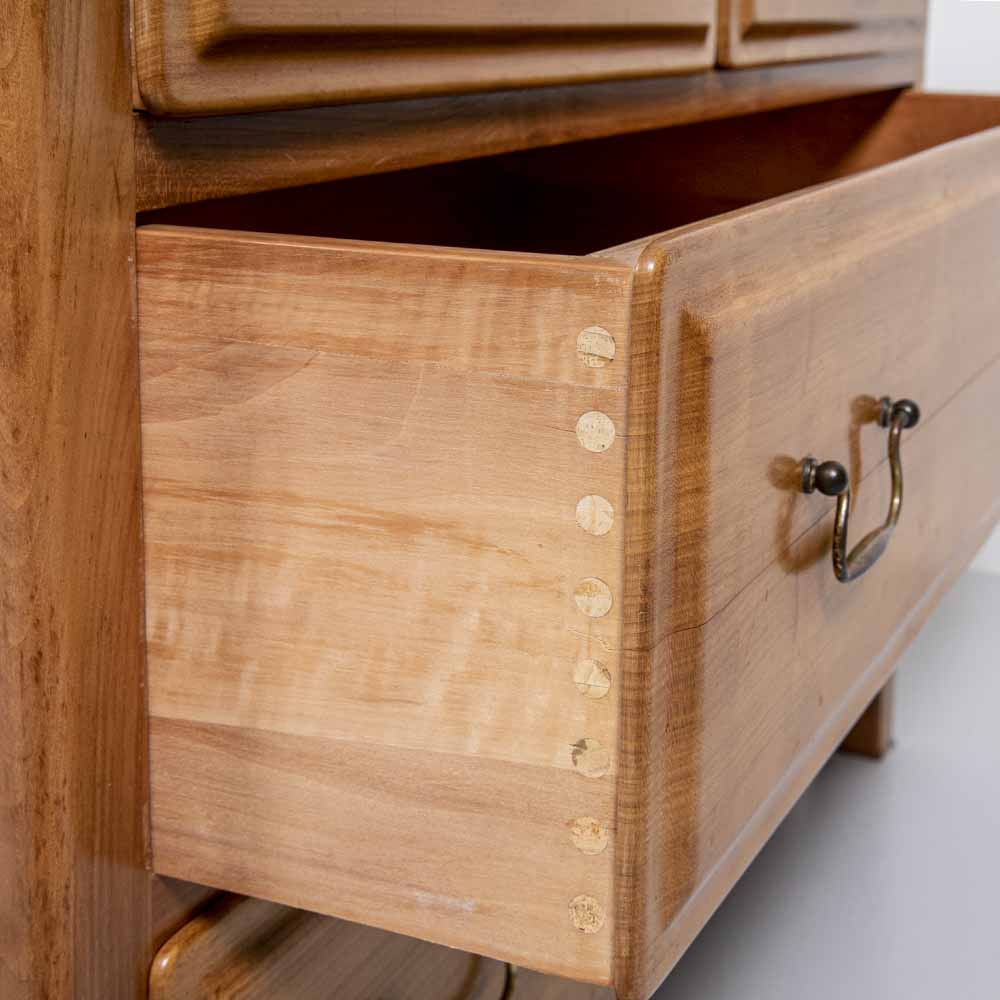 Kirschbaum Kommode mit goldenen Metallgriffen - Möbel Zürich