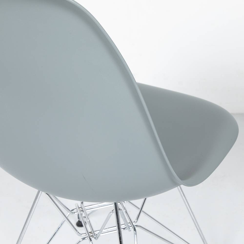 Eames Plastic Side Chair DSR - Möbel Zürich